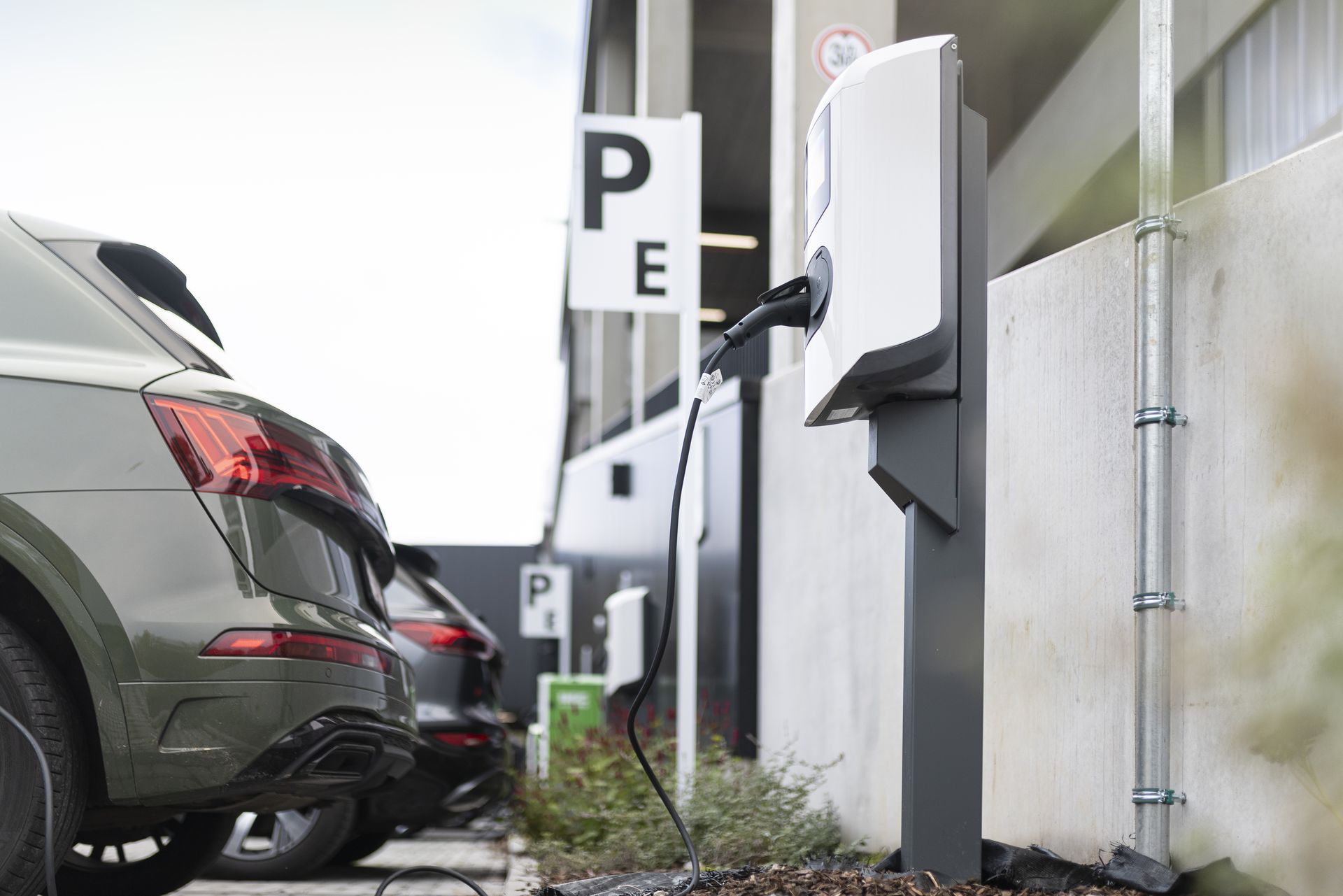 Alfen Double Pro-line – Borne de recharge double 22 kW | D’Ieteren E